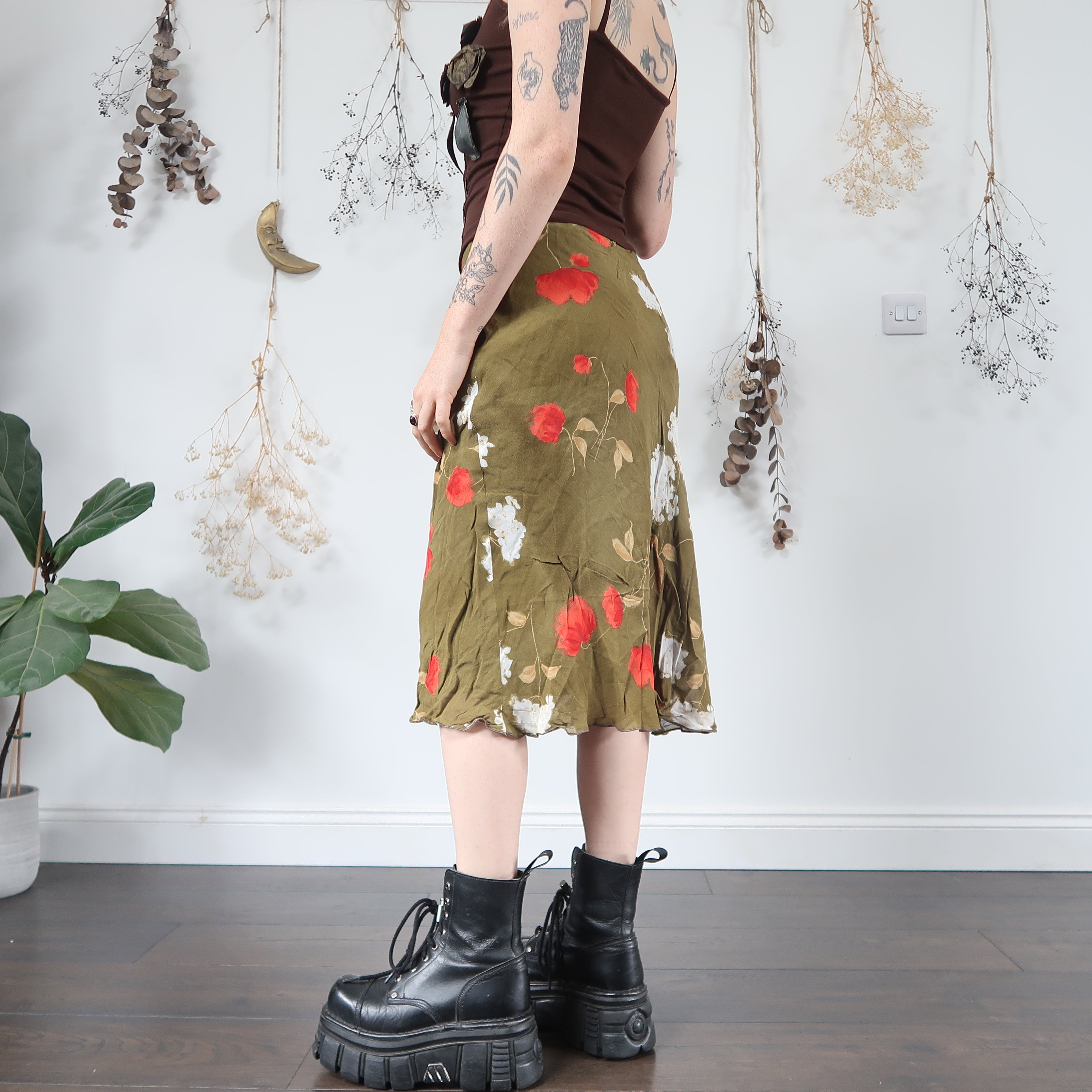 Olive floral skirt - size M/L – Of Earth Vintage